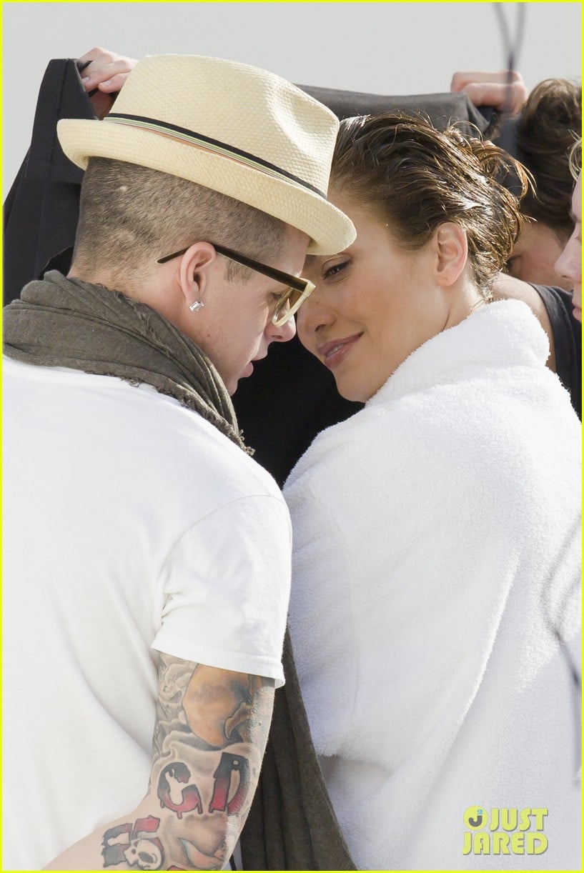 Jennifer Lopez & Casper Smart Get Close in Miami!: Photo 2622528 ...