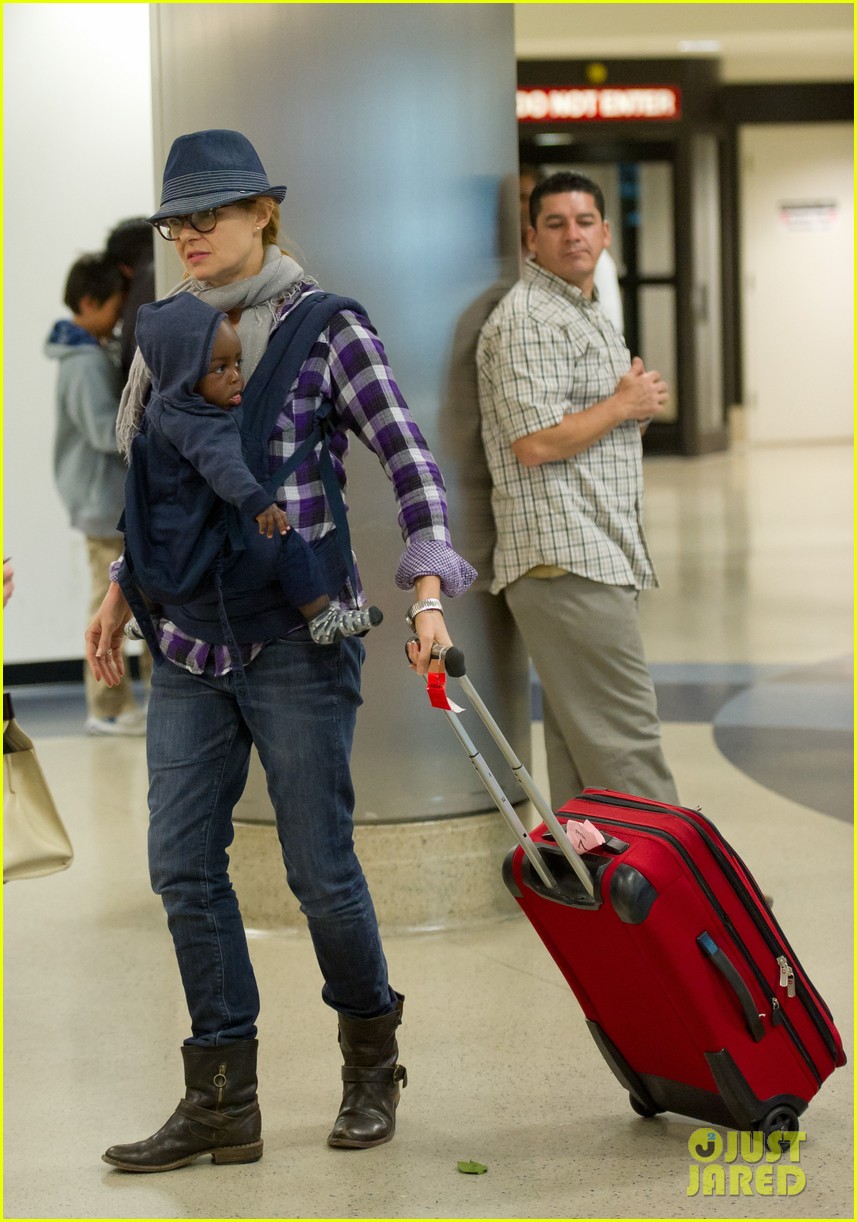 Connie Britton: Airport with Eyob!: Photo 2630817 | Celebrity Babies ...