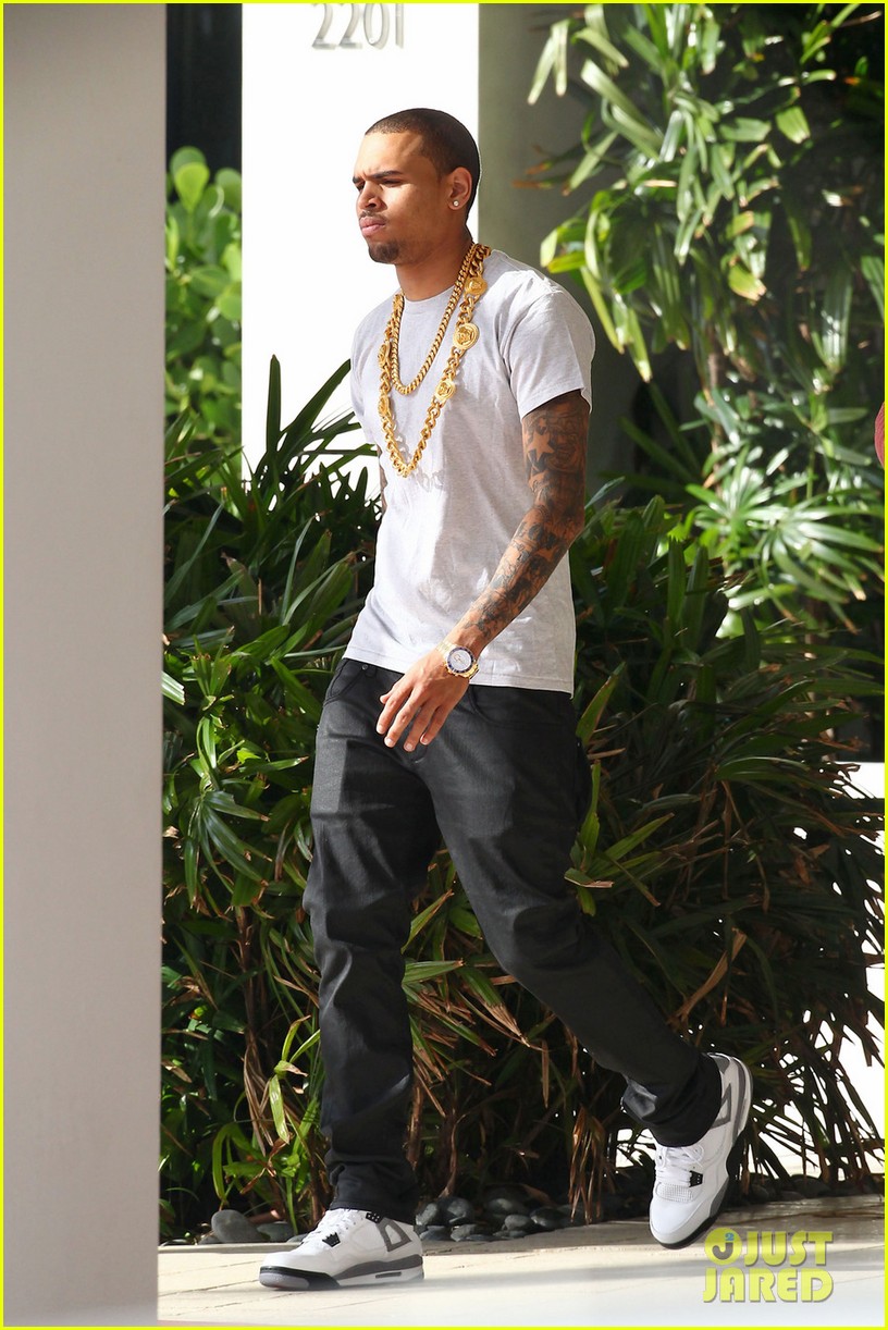 Chris Brown: Gold Chains in Miami!: Photo 2630792 | Chris Brown ...