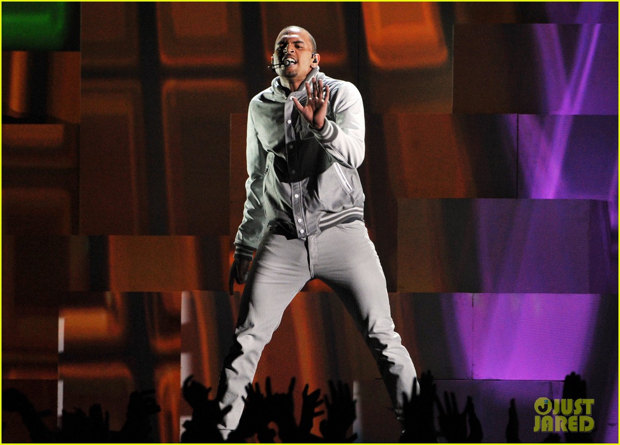 Chris Brown's Grammys Performance - Watch Now!: Photo 2628368 | 00 ...