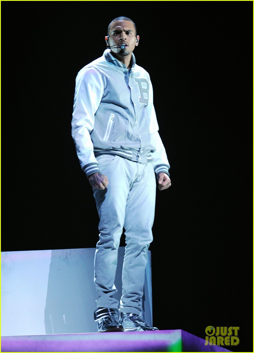 Chris Brown's Grammys Performance - Watch Now!: Photo 2628369 | 00 ...