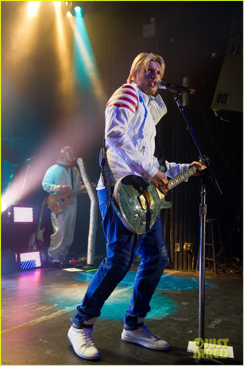 Nick Carter Performs 2 Days After Sister Leslie's Death: Photo 2624913 ...