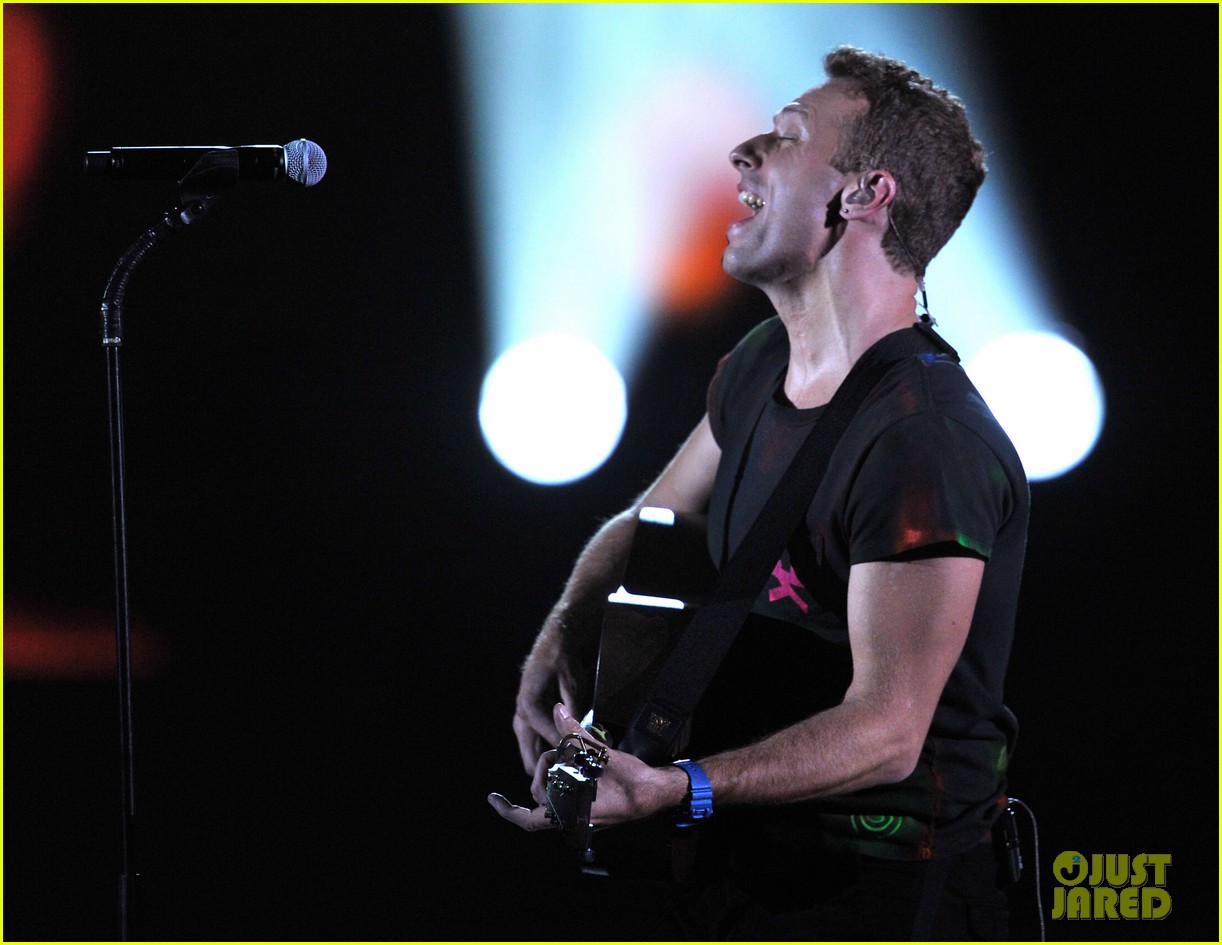 Rihanna's Grammys Performance with Coldplay - Watch Now!: Photo 2628372 ...