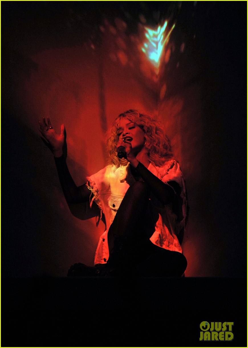Rihanna's Grammys Performance with Coldplay - Watch Now!: Photo 2628384 ...