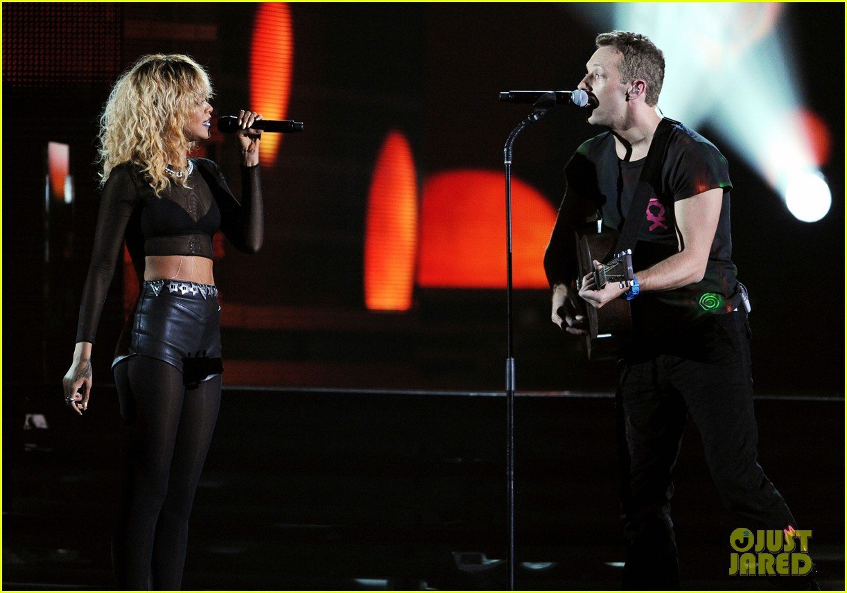 Rihanna's Grammys Performance with Coldplay - Watch Now!: Photo 2628385 ...