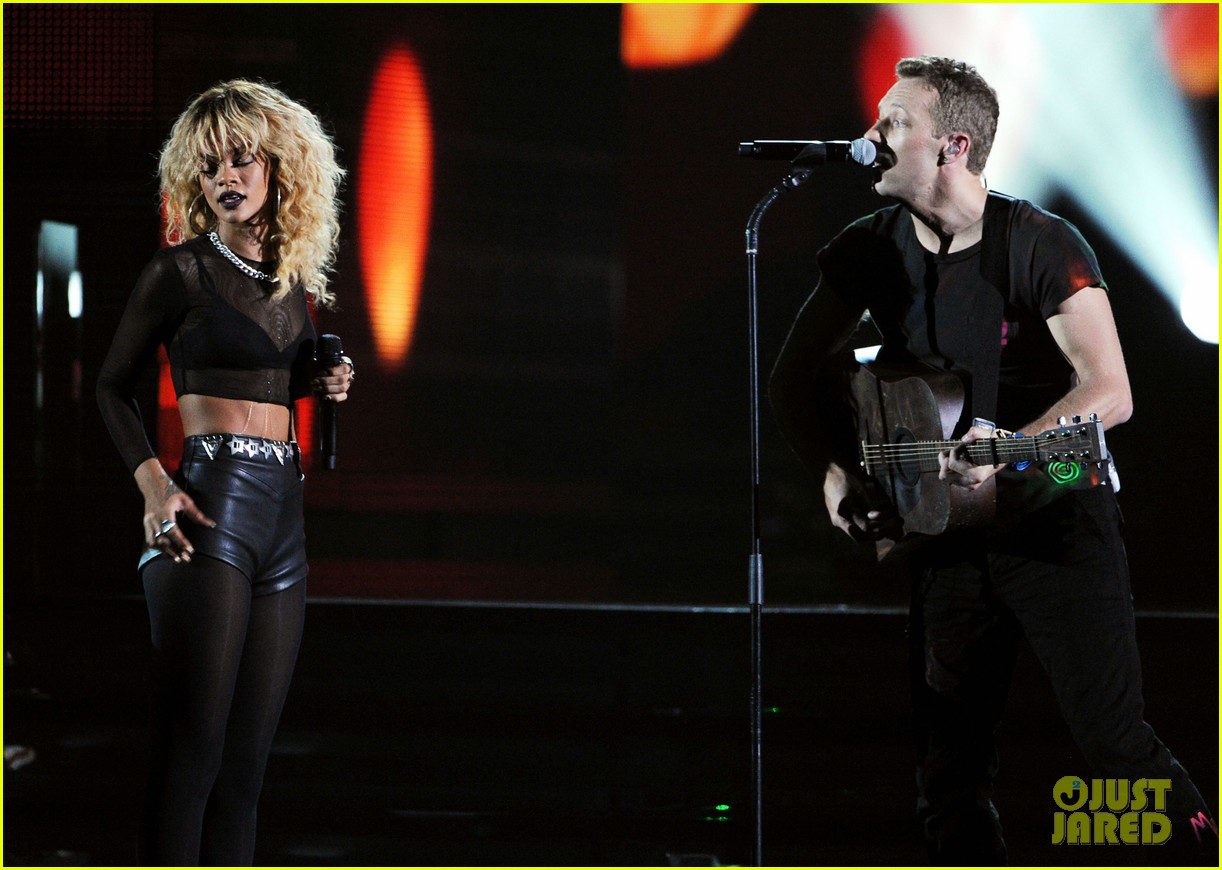 Rihanna's Grammys Performance with Coldplay - Watch Now!: Photo 2628386 ...