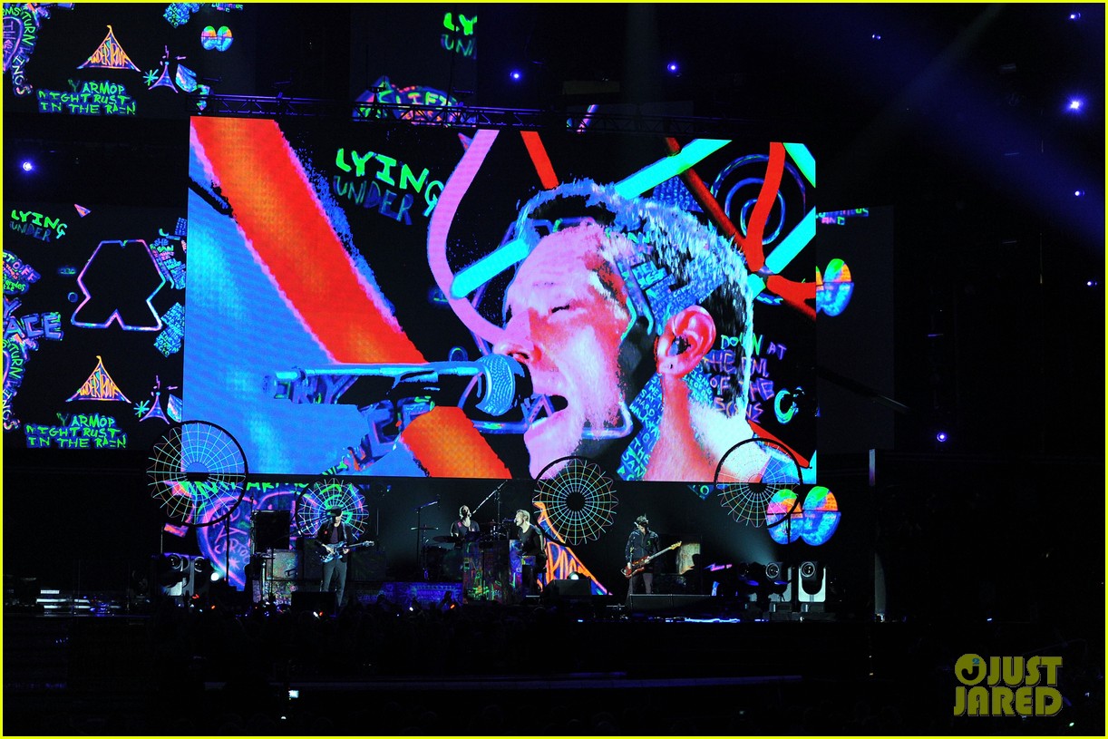 Rihanna's Grammys Performance with Coldplay - Watch Now!: Photo 2628388 ...