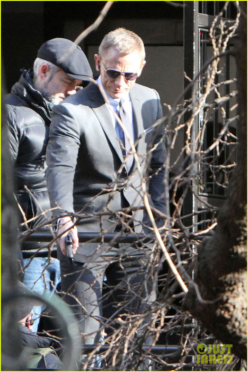Daniel Craig Suits Up for 'Skyfall': Photo 2624911 | Daniel Craig ...