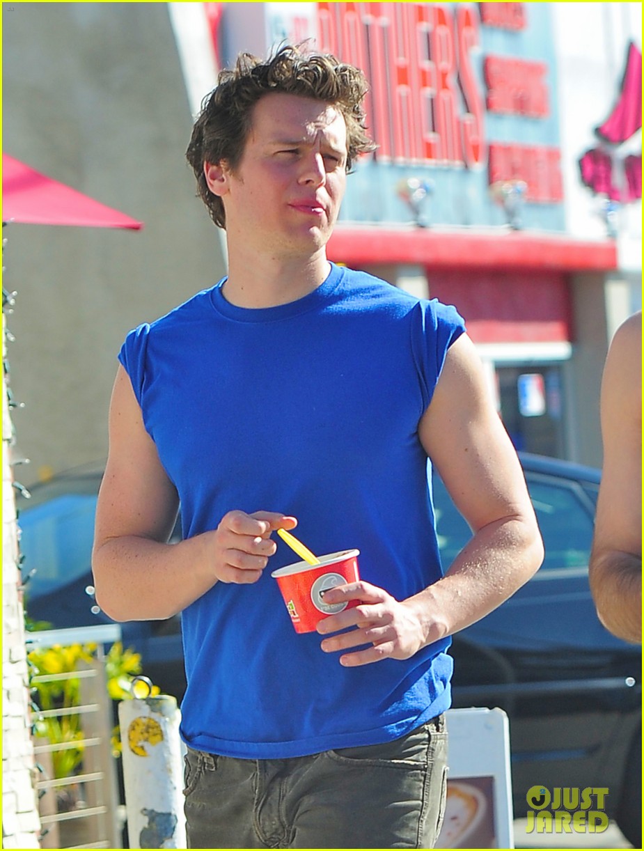 Zachary Quinto & Jonathan Groff: Mustard Seed Cafe Stop!: Photo 2626157 ...