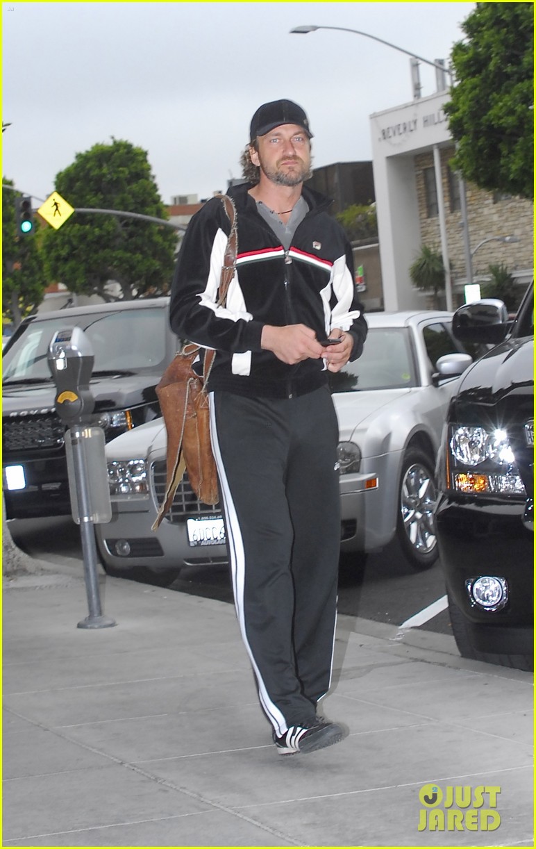 Gerard Butler Joins Unicef 'Rest of the World' Team for Charity Match ...