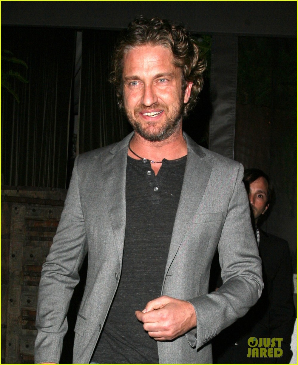 Gerard Butler Smiles at Sur Lounge: Photo 2643169 | Gerard Butler ...