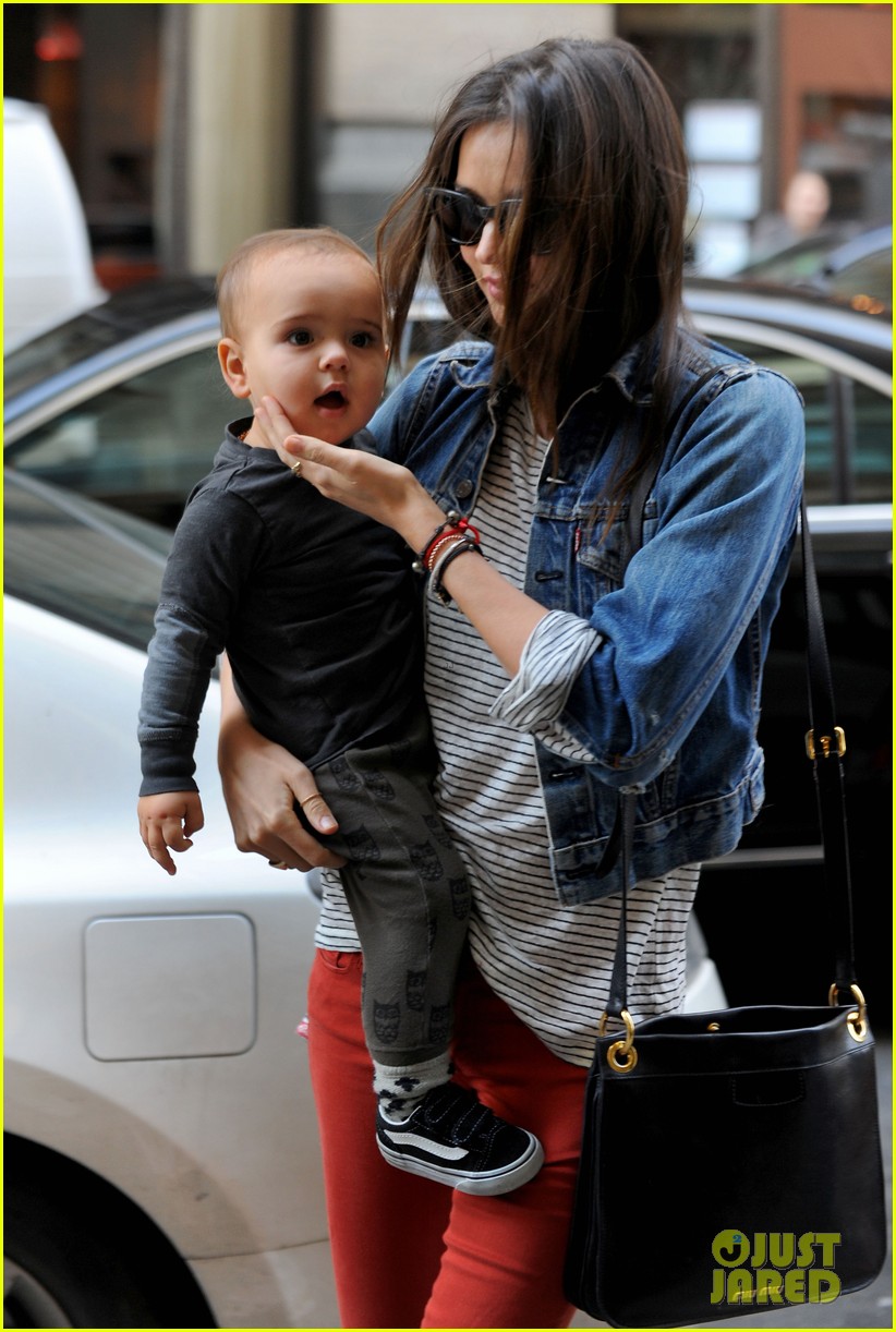 Miranda Kerr: Saturday Stroll with Flynn!: Photo 2639874 | Celebrity ...