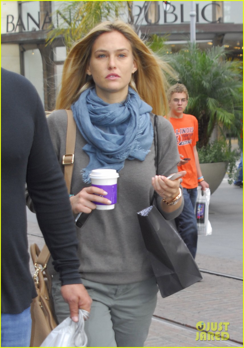 Bar Refaeli: Grove Shopping With Dad Rafael: Photo 2639745 | Bar ...