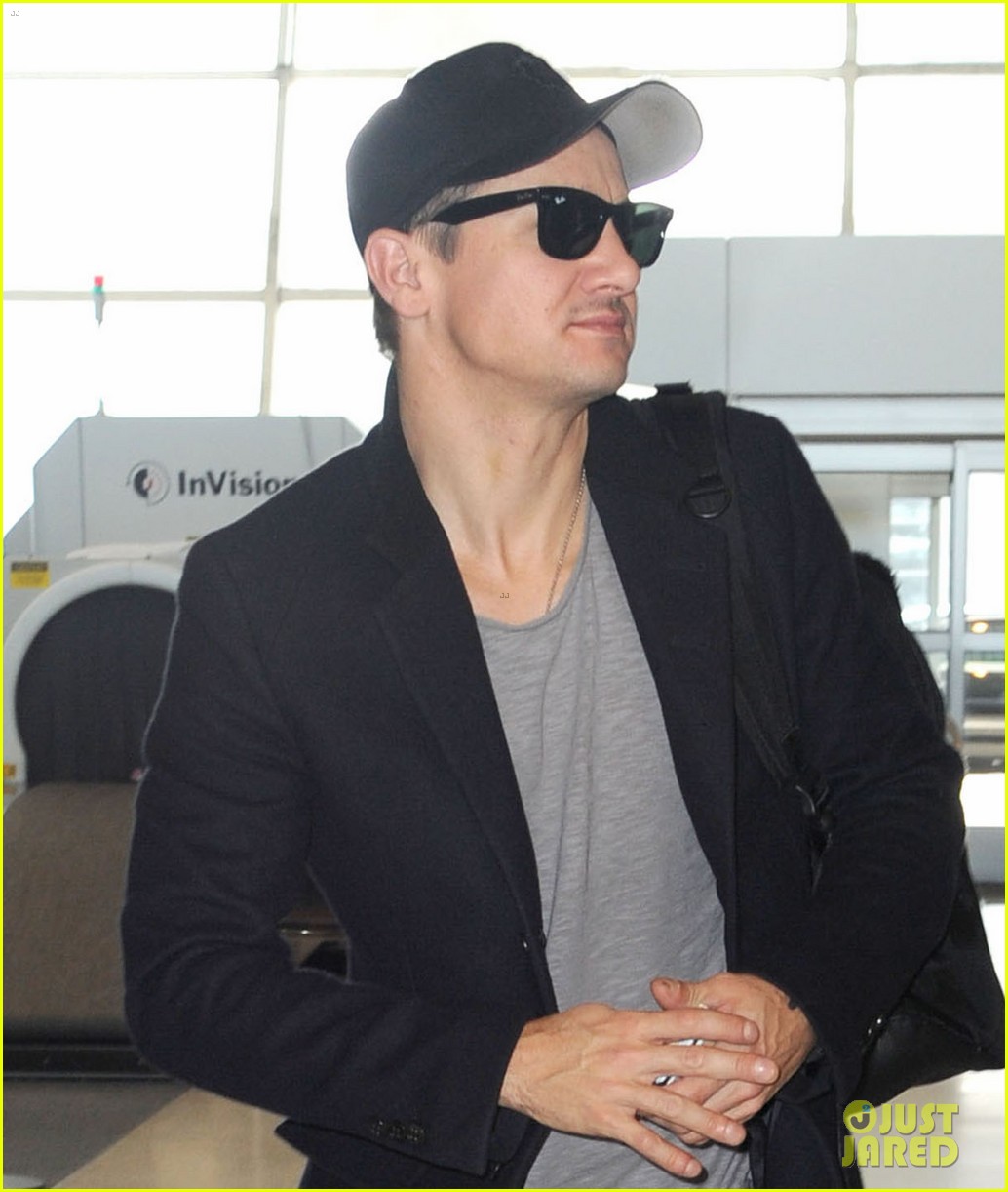 Jeremy Renner Mourns Death of His Puppy: Photo 2640488 | Jeremy Renner ...