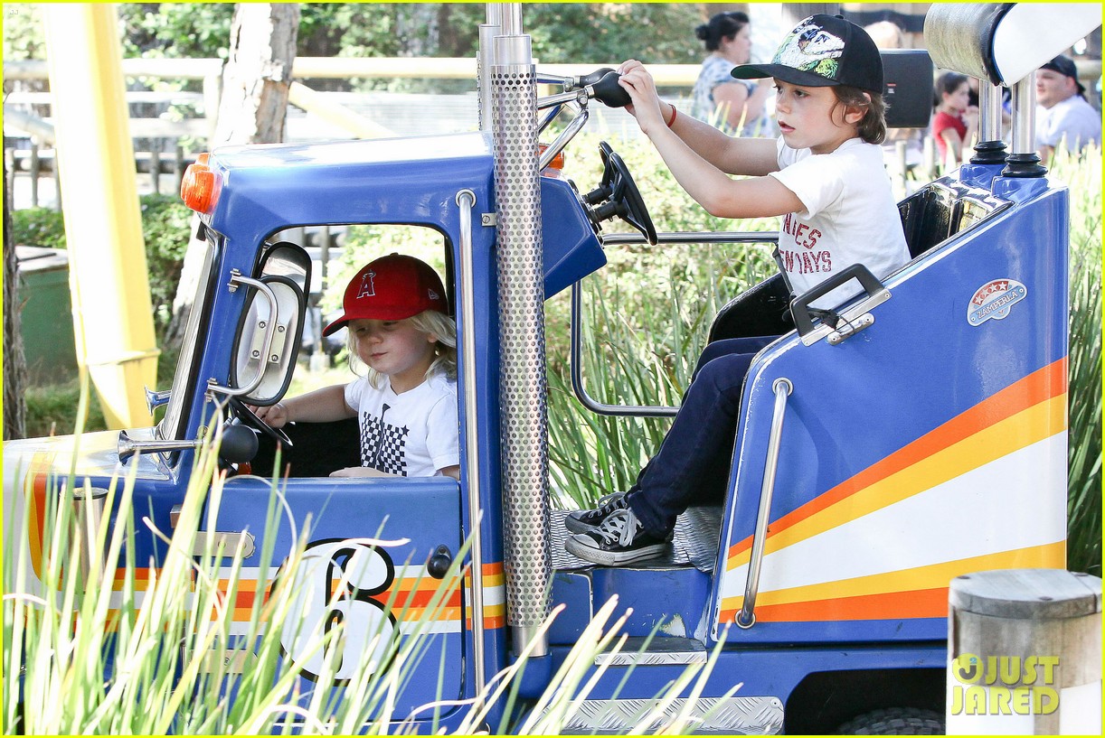 Gwen Stefani: Knott's Berry Farm with Kingston & Zuma!: Photo 2635853 ...