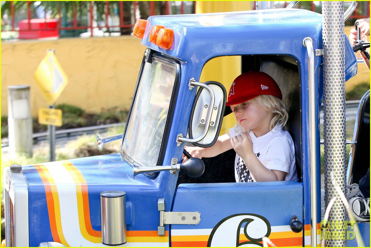 Gwen Stefani: Knott's Berry Farm with Kingston & Zuma!: Photo 2635854 ...
