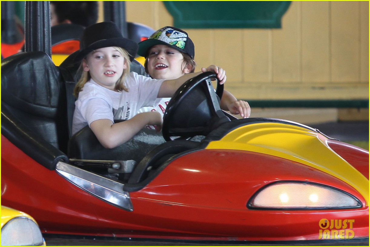 Gwen Stefani: Knott's Berry Farm with Kingston & Zuma!: Photo 2635857 ...
