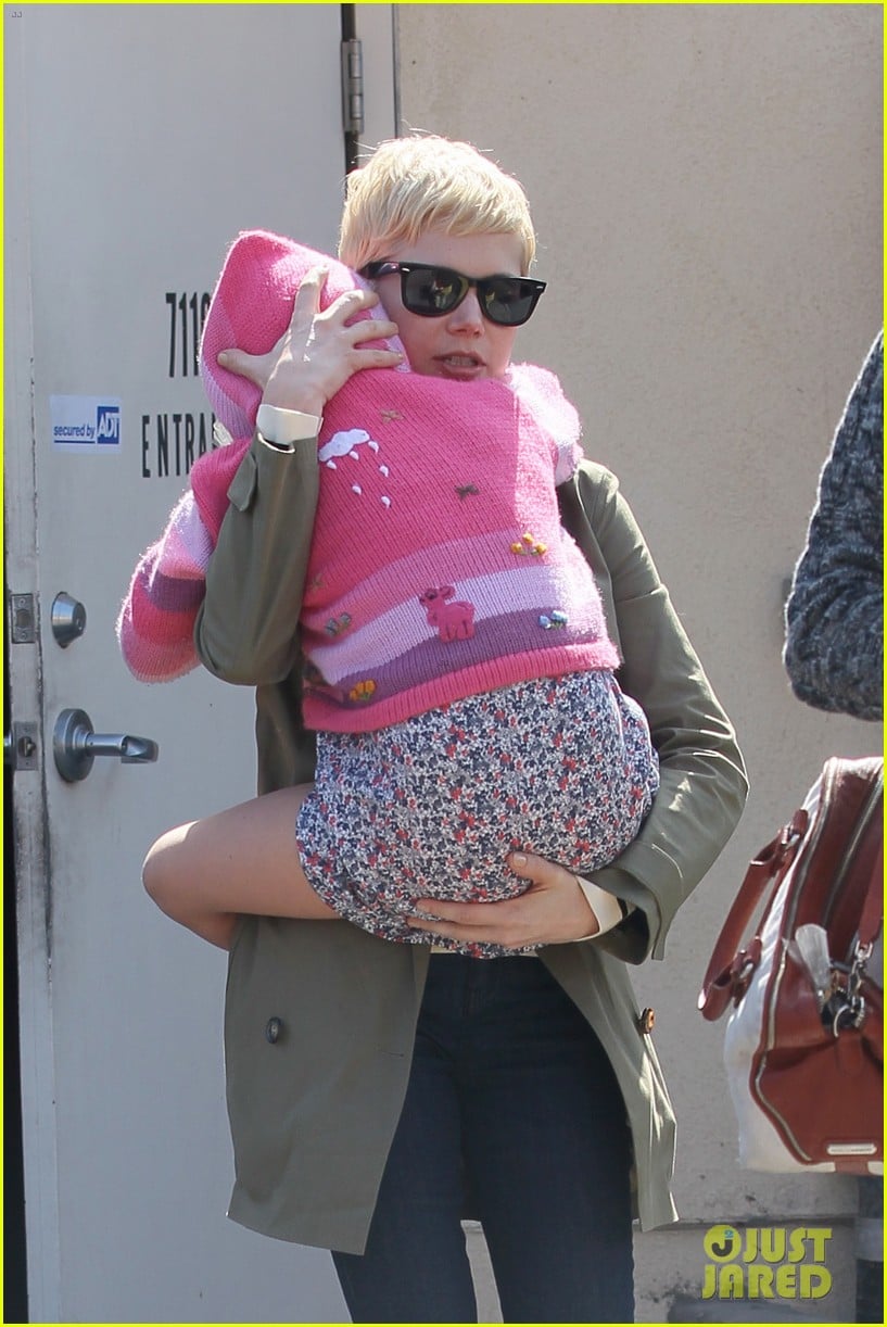 Michelle Williams: M Cafe With Matilda & Busy Philipps: Photo 2634696 ...