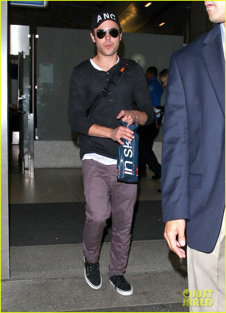 Zac Efron Talks Meeting Marines for 'Lucky One': Photo 2648647 | Taylor ...