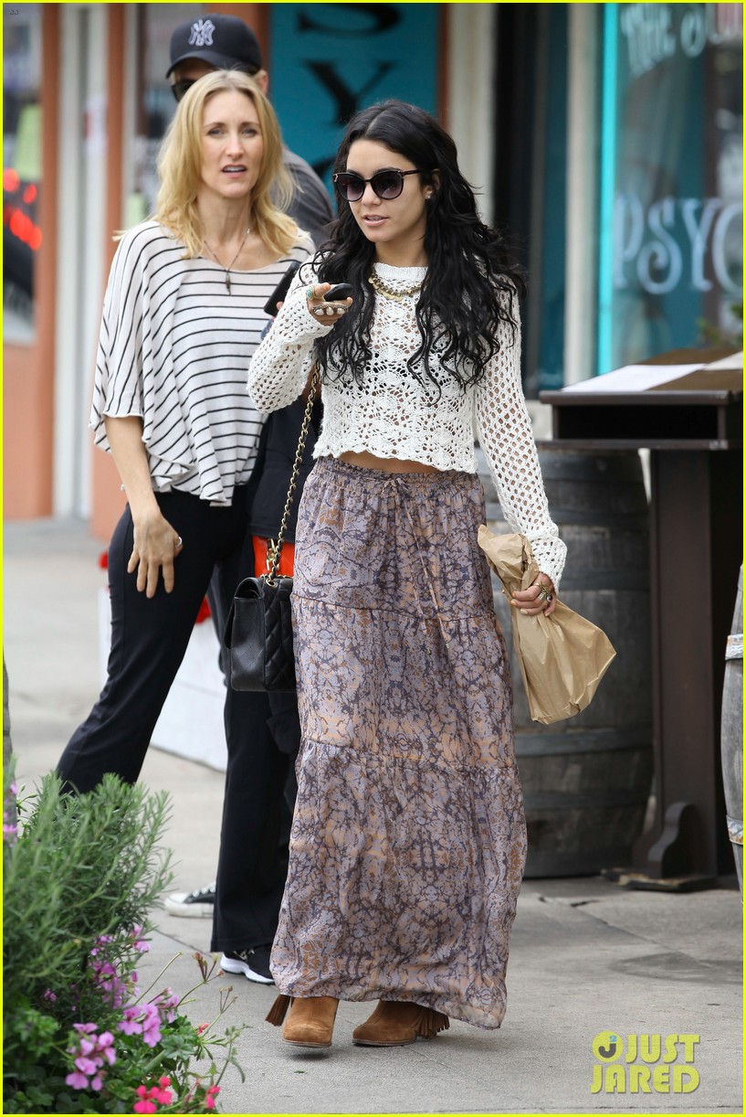 Vanessa Hudgens: Lunch with Austin Butler & His Mom!: Photo 2653316 ...