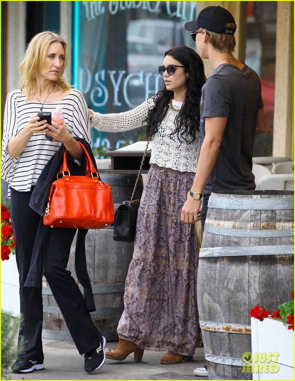 Vanessa Hudgens: Lunch with Austin Butler & His Mom!: Photo 2653322 ...