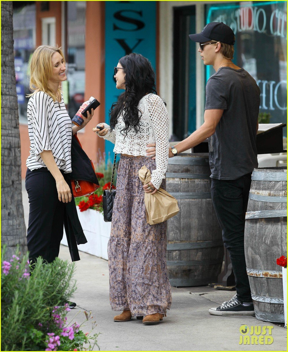 Vanessa Hudgens: Lunch with Austin Butler & His Mom!: Photo 2653325 ...