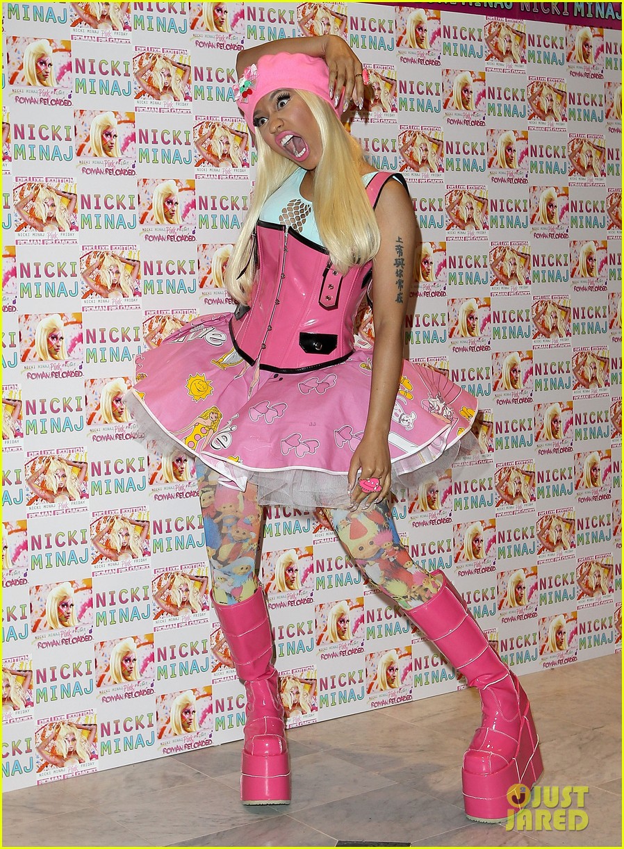 Nicki Minaj: 'Roman Reloaded' CD Signing in London!: Photo 2651017 ...