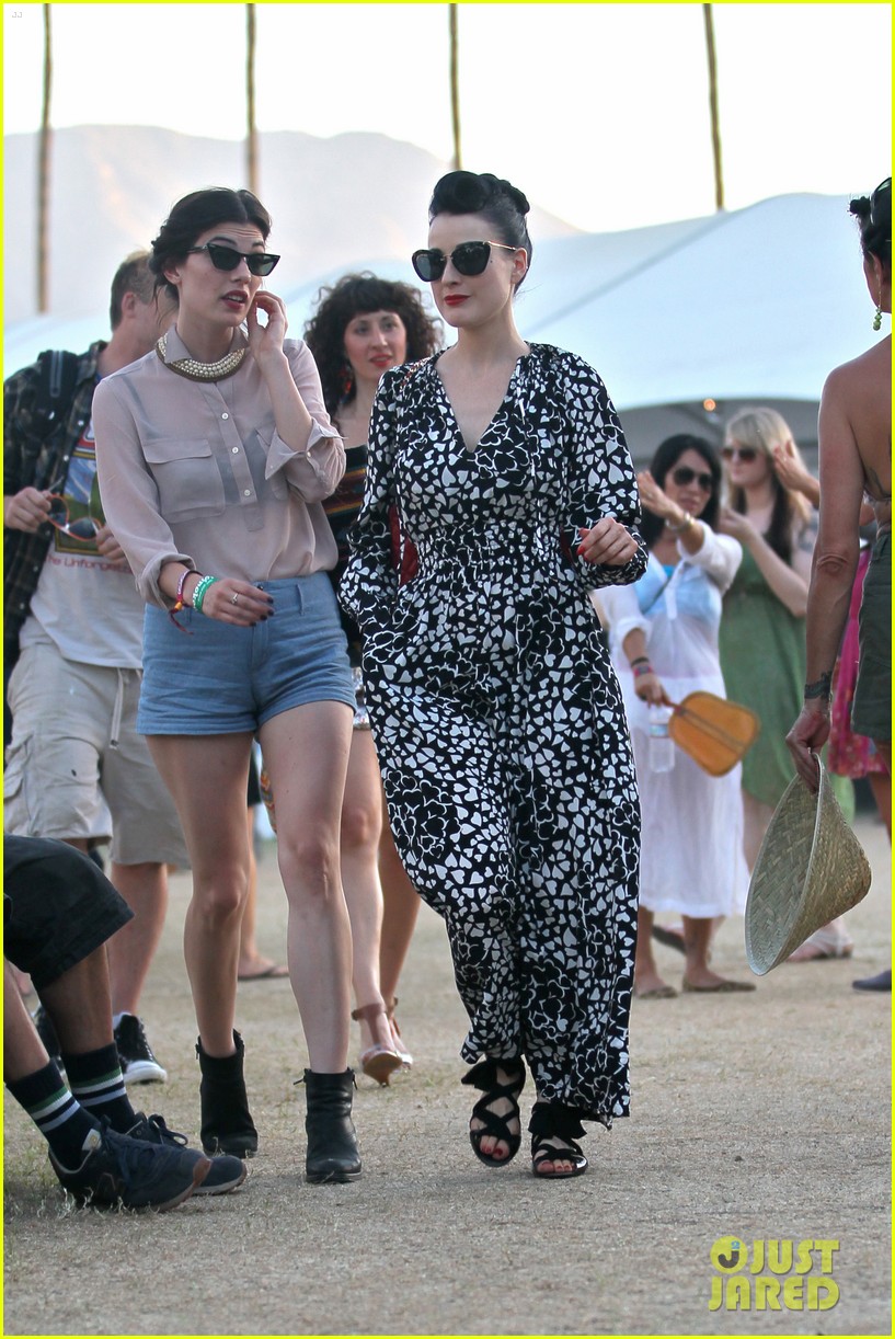 Dita Von Teese & Emma Roberts: Chilling at Coachella: Photo 2652397 ...
