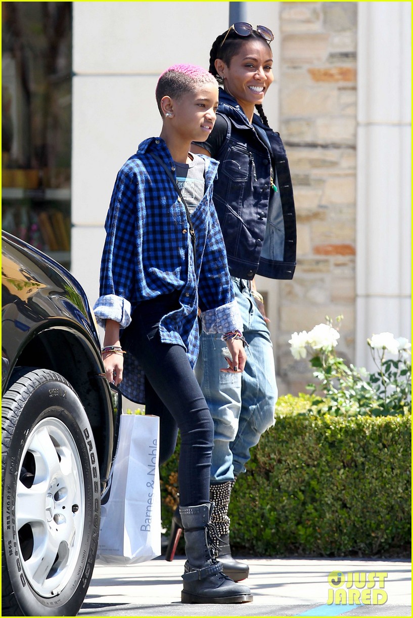 Willow Smith: Barnes & Noble with Mom Jada!: Photo 2652056 | Jada ...