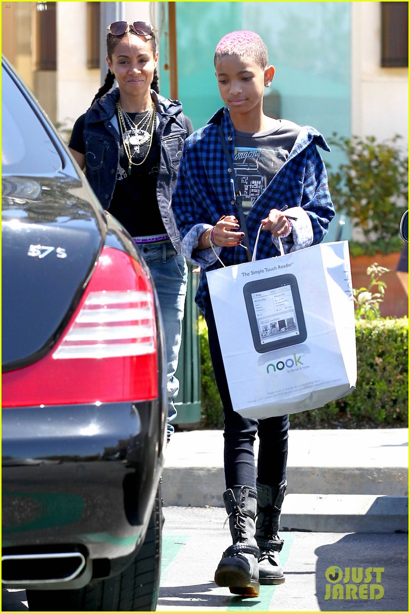 Willow Smith: Barnes & Noble with Mom Jada!: Photo 2652061 | Jada ...