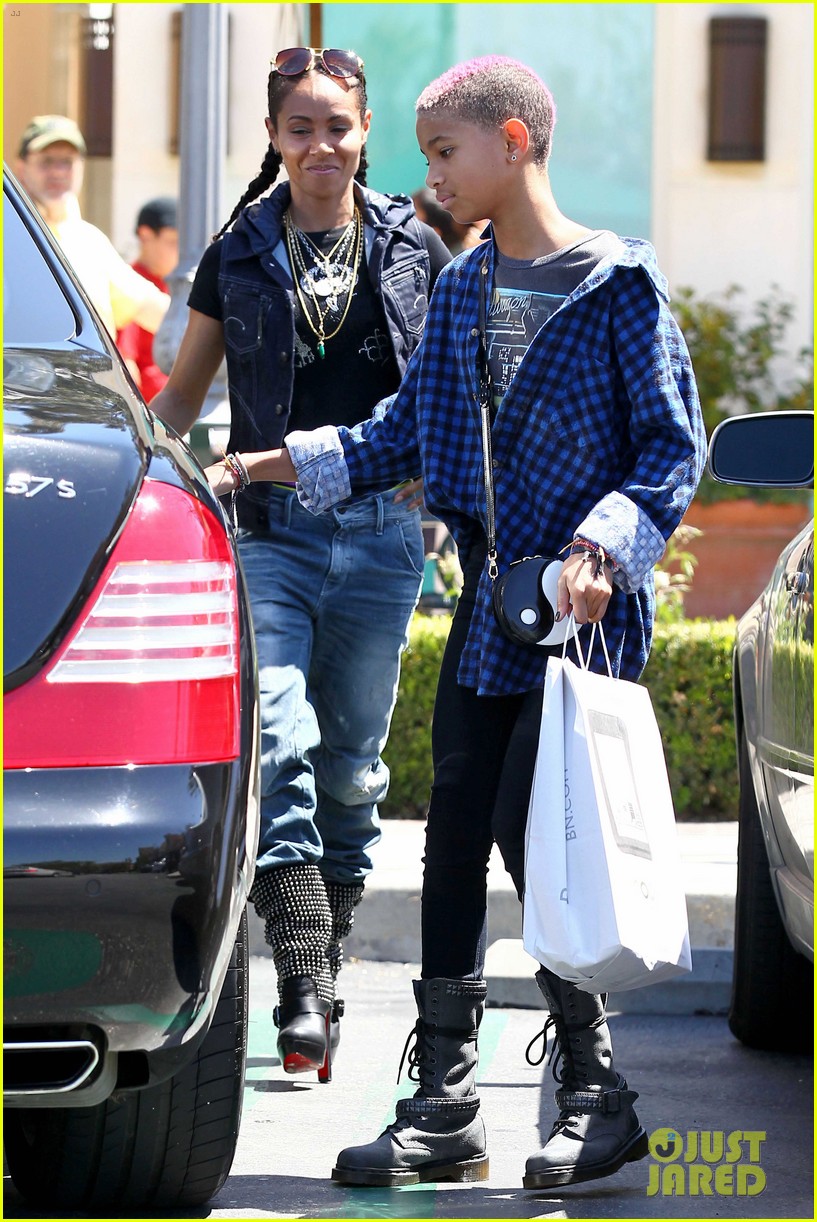 Willow Smith: Barnes & Noble with Mom Jada!: Photo 2652064 | Jada ...