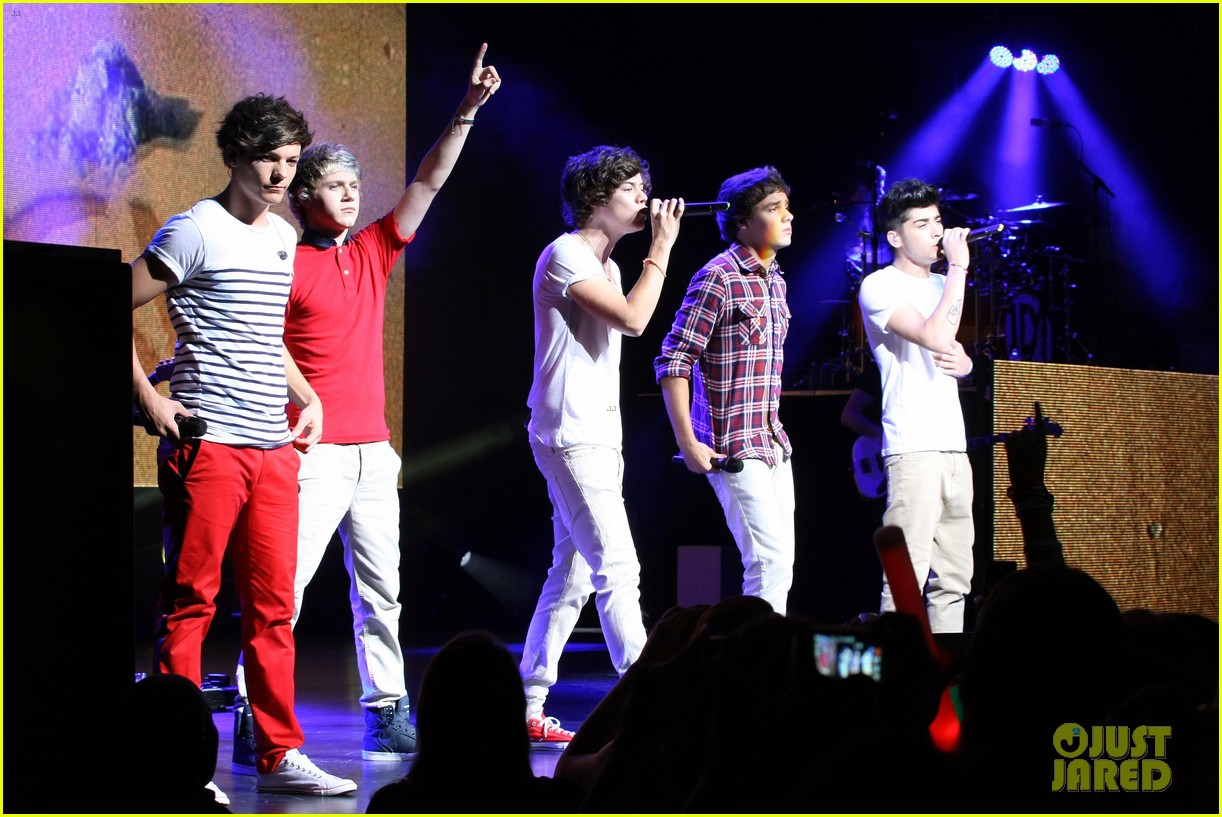 One Direction: Beacon Theatre NYC Concert Pics!: Photo 2667392 | Photos ...