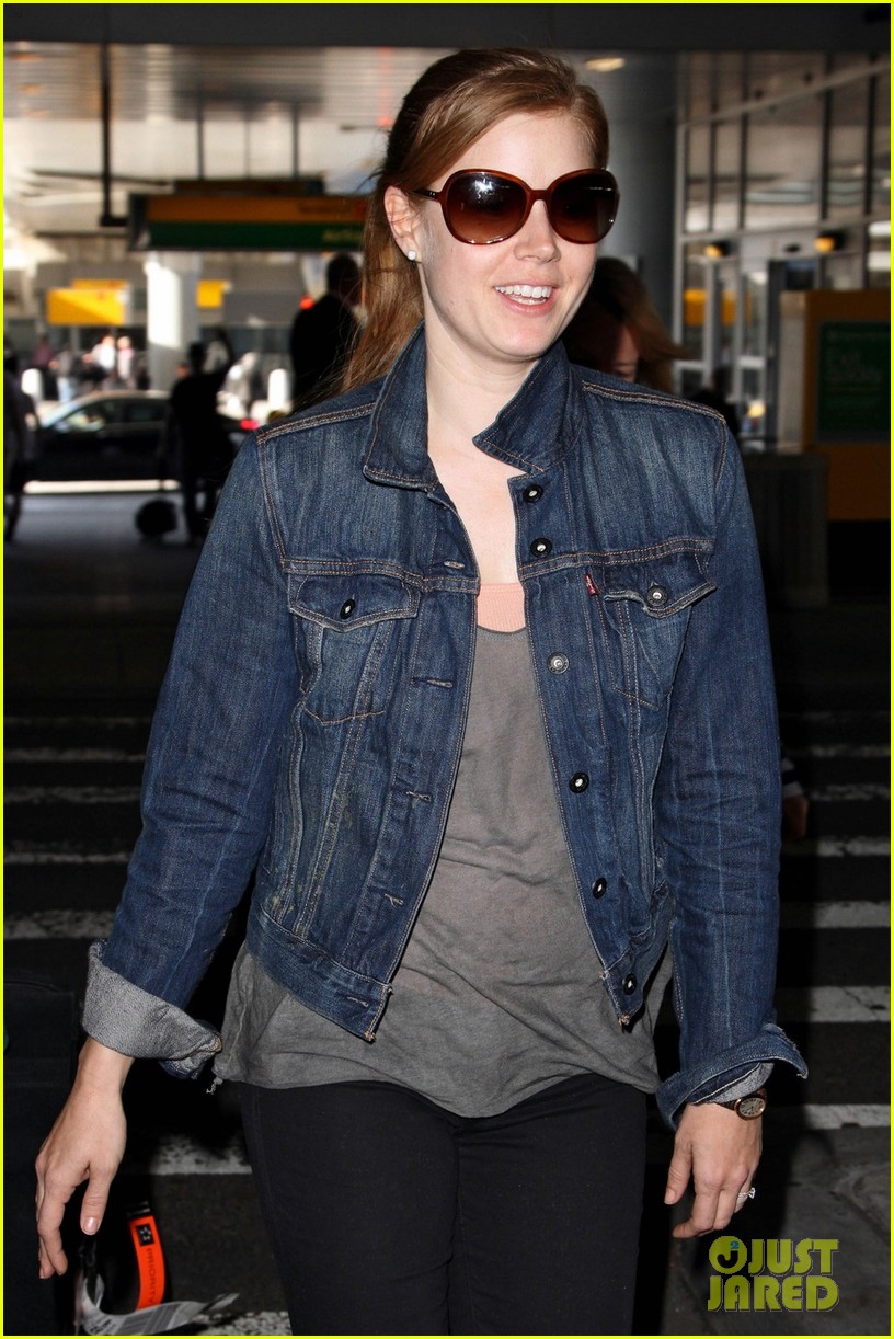 Amy Adams: Airport Smiles!: Photo 2658051 | Amy Adams Pictures | Just Jared