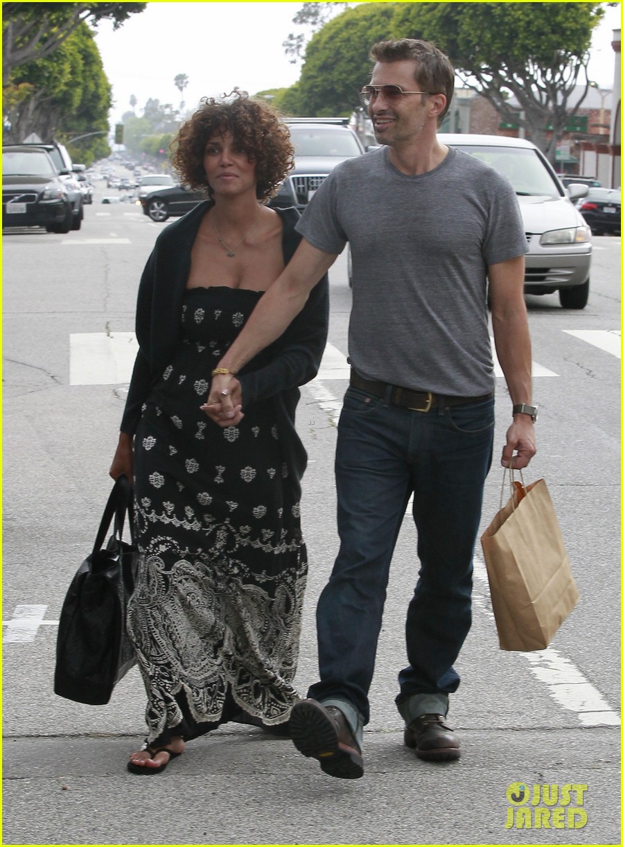 Ben Affleck & Halle Berry: Santa Monica Meetup!: Photo 2661333 | Ben ...