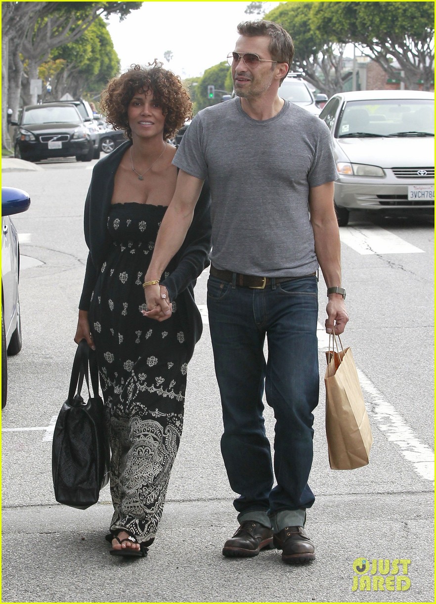Ben Affleck & Halle Berry: Santa Monica Meetup!: Photo 2661336 | Ben ...