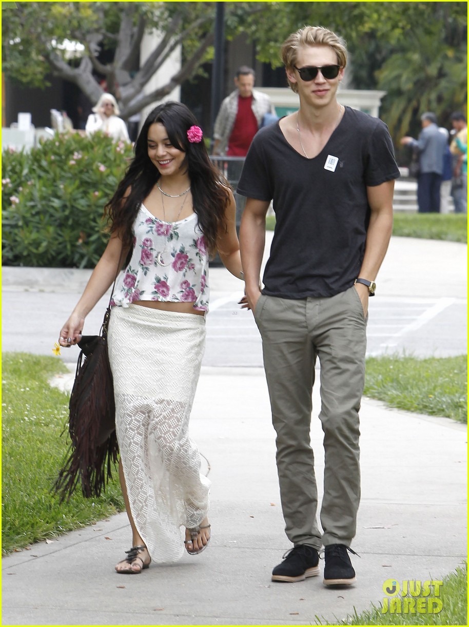 Vanessa Hudgens & Austin Butler: Botanical Garden Date: Photo 2657189 ...