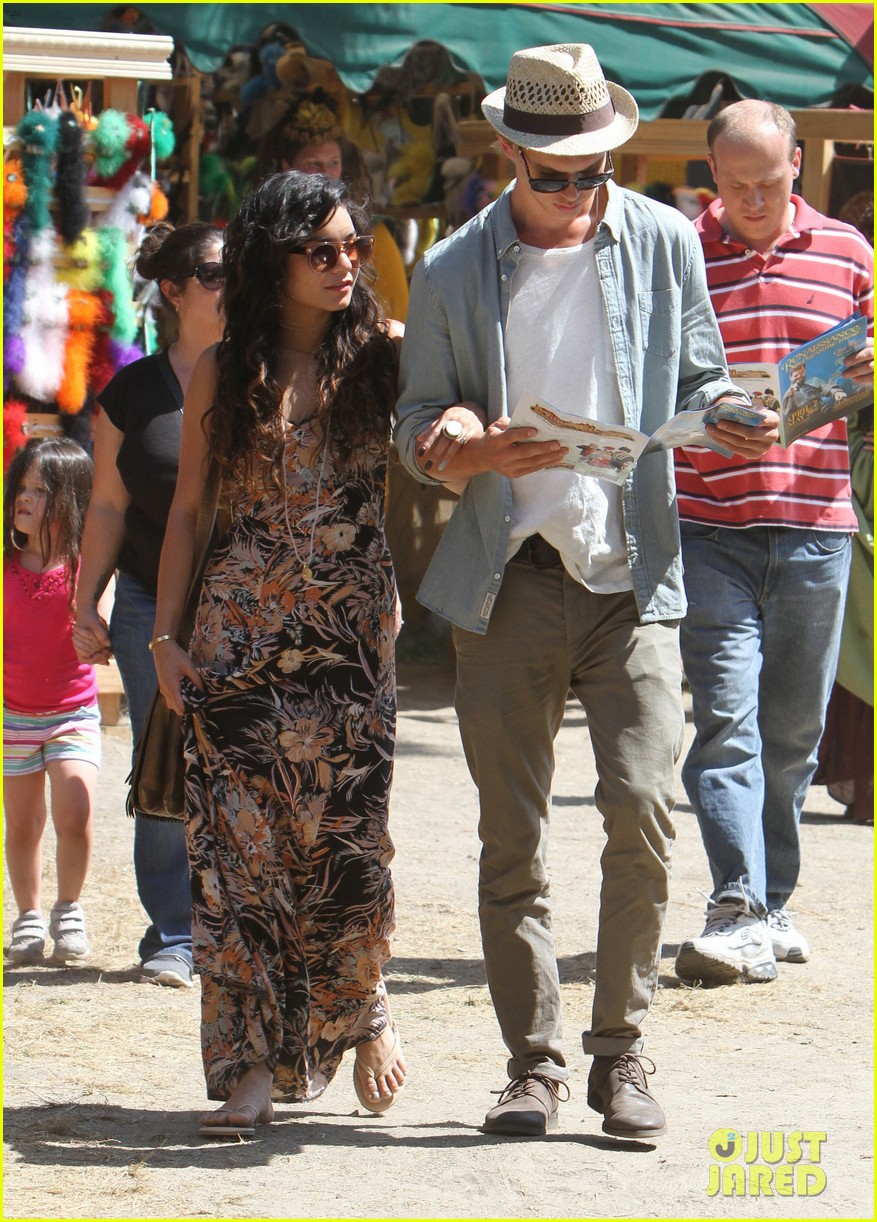 Vanessa Hudgens & Austin Butler: Renaissance Faire!: Photo 2664950 ...
