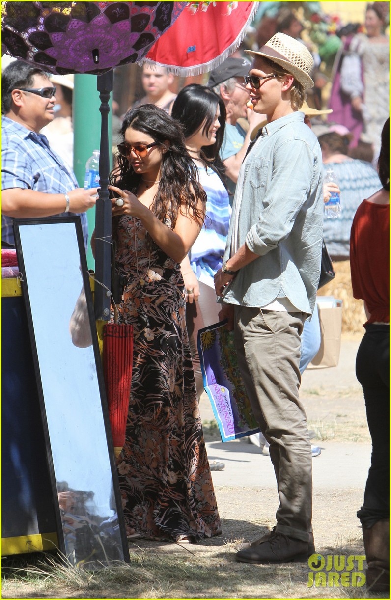 Vanessa Hudgens & Austin Butler: Renaissance Faire!: Photo 2664952 ...