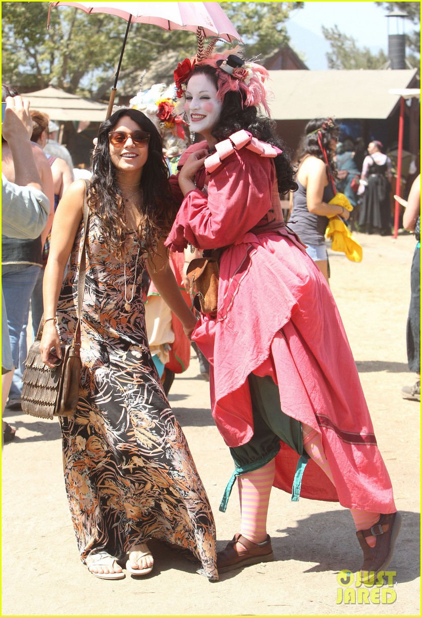 Vanessa Hudgens & Austin Butler: Renaissance Faire!: Photo 2664959 ...