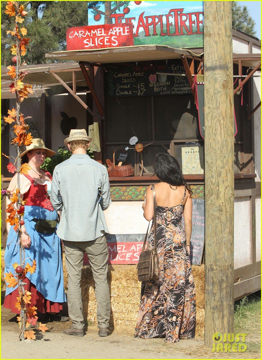 Vanessa Hudgens & Austin Butler: Renaissance Faire!: Photo 2664960 ...