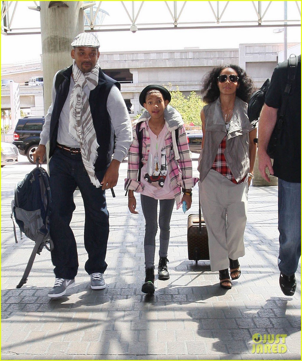 Willow Smith Catches a Flight at LAX with Mom & Dad: Photo 2657666 ...