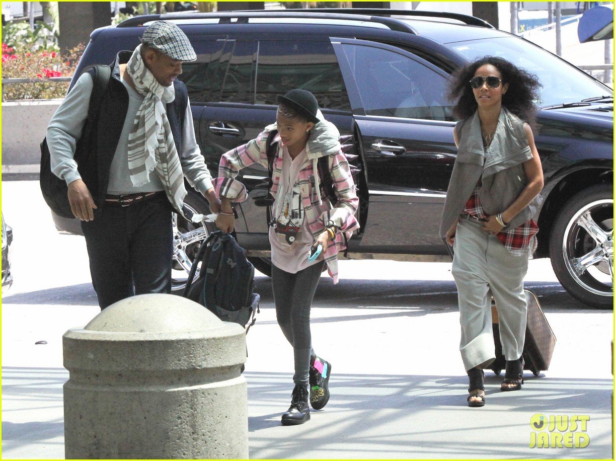 Willow Smith Catches a Flight at LAX with Mom & Dad: Photo 2657677 ...