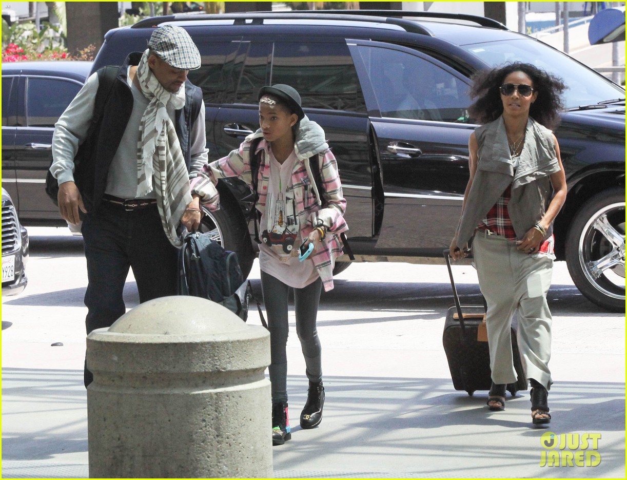 Willow Smith Catches a Flight at LAX with Mom & Dad: Photo 2657678 ...