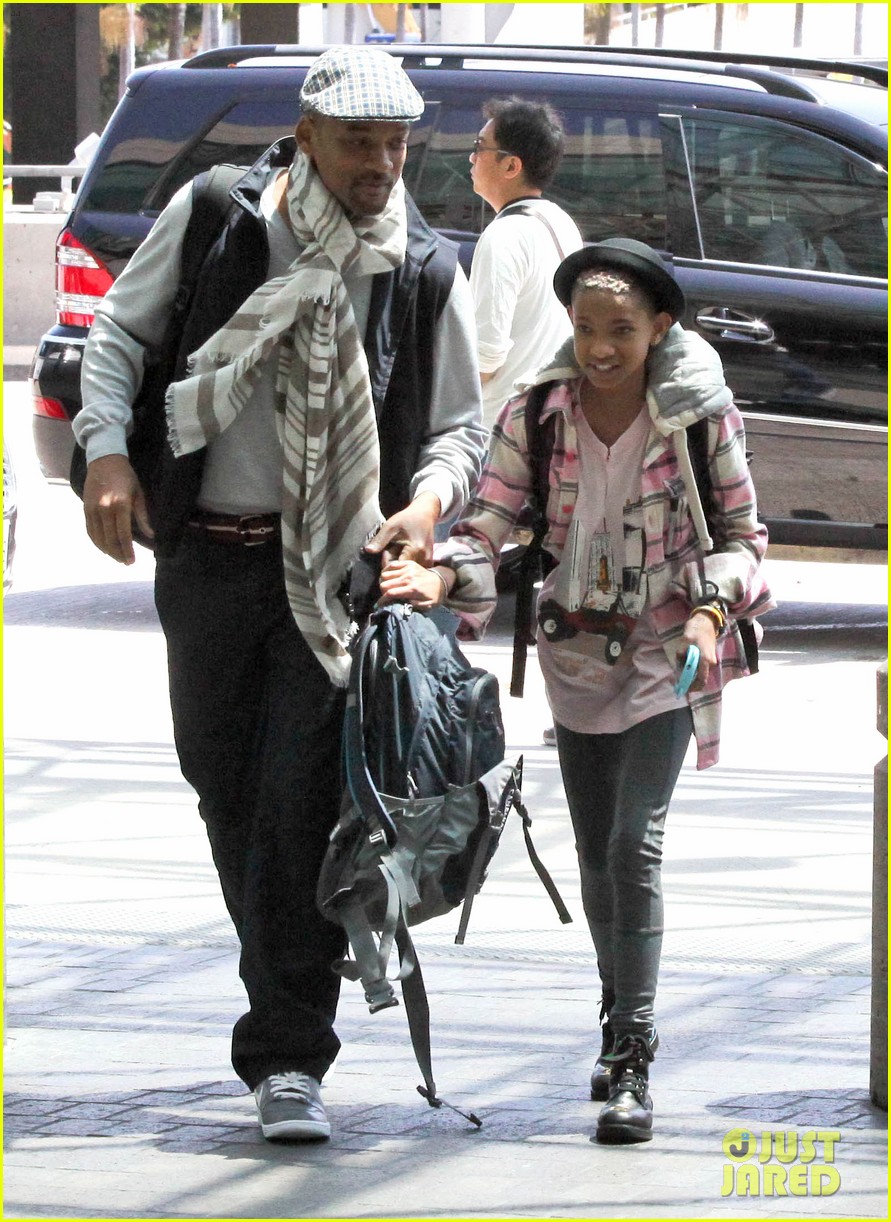 Willow Smith Catches a Flight at LAX with Mom & Dad: Photo 2657679 ...