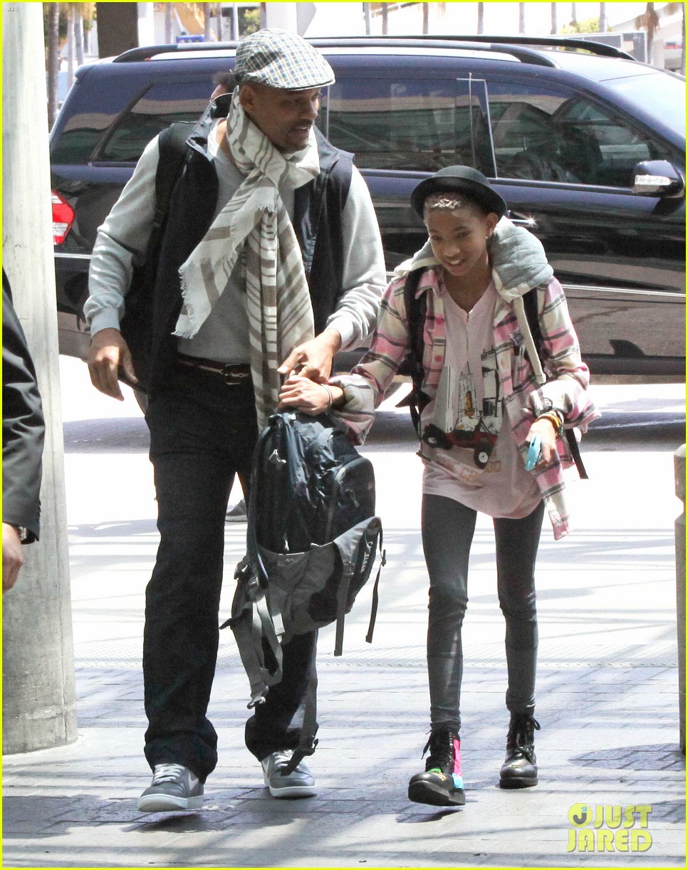 Willow Smith Catches a Flight at LAX with Mom & Dad: Photo 2657680 ...