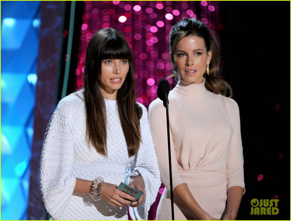 Kate Beckinsale & Ellie Kemper - MTV Movie Awards 2012: Photo 2670198 ...