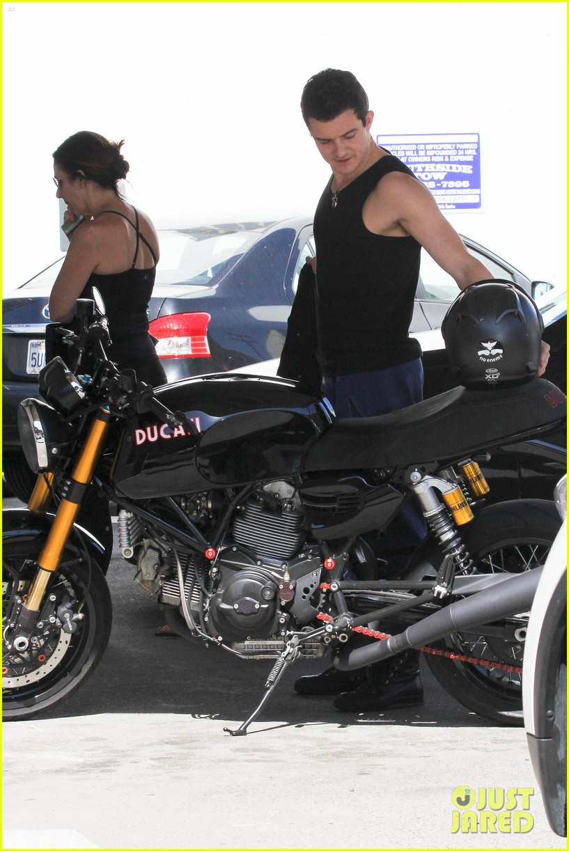 Orlando Bloom: Motorcycle Ride to the Gym!: Photo 2671398 | Orlando ...