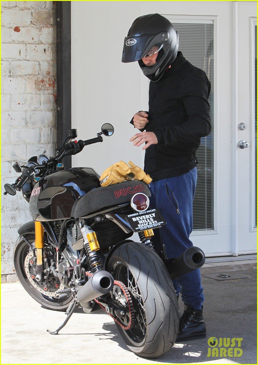 Orlando Bloom: Motorcycle Ride to the Gym!: Photo 2671404 | Orlando ...