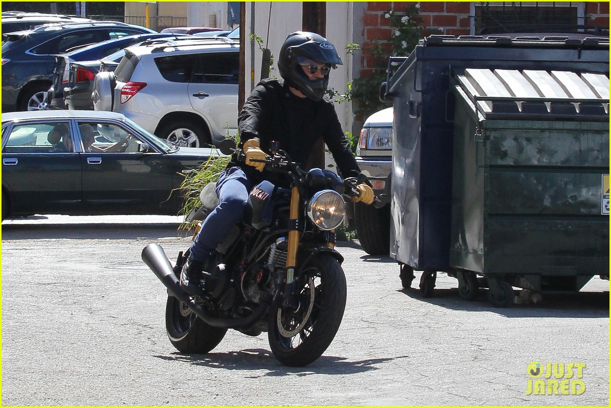 Orlando Bloom: Motorcycle Ride to the Gym!: Photo 2671406 | Orlando ...
