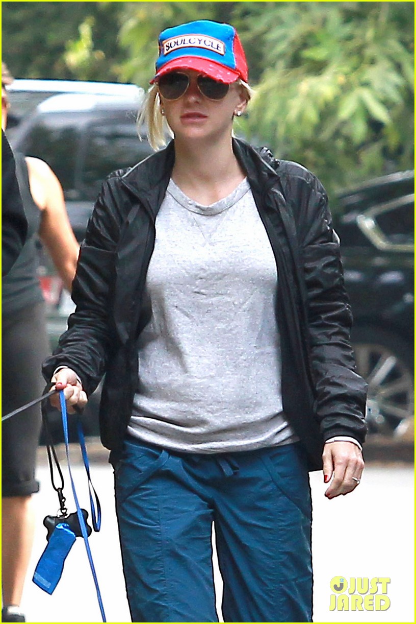 Anna Faris: Baby Bump Dog Walk!: Photo 2674764 | Anna Faris, Chris ...